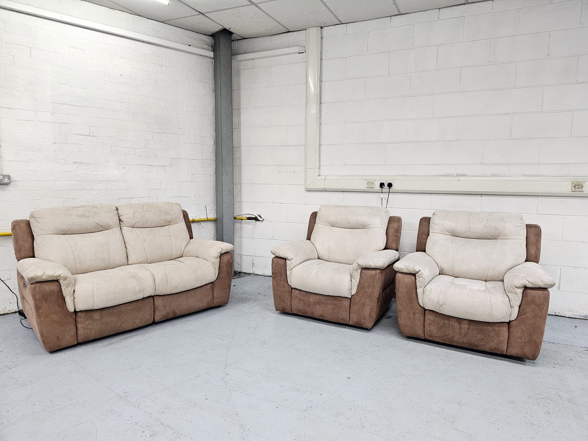Dfs 3 Piece Suite Cream Leather Electric Recliner Sofa and Chairs