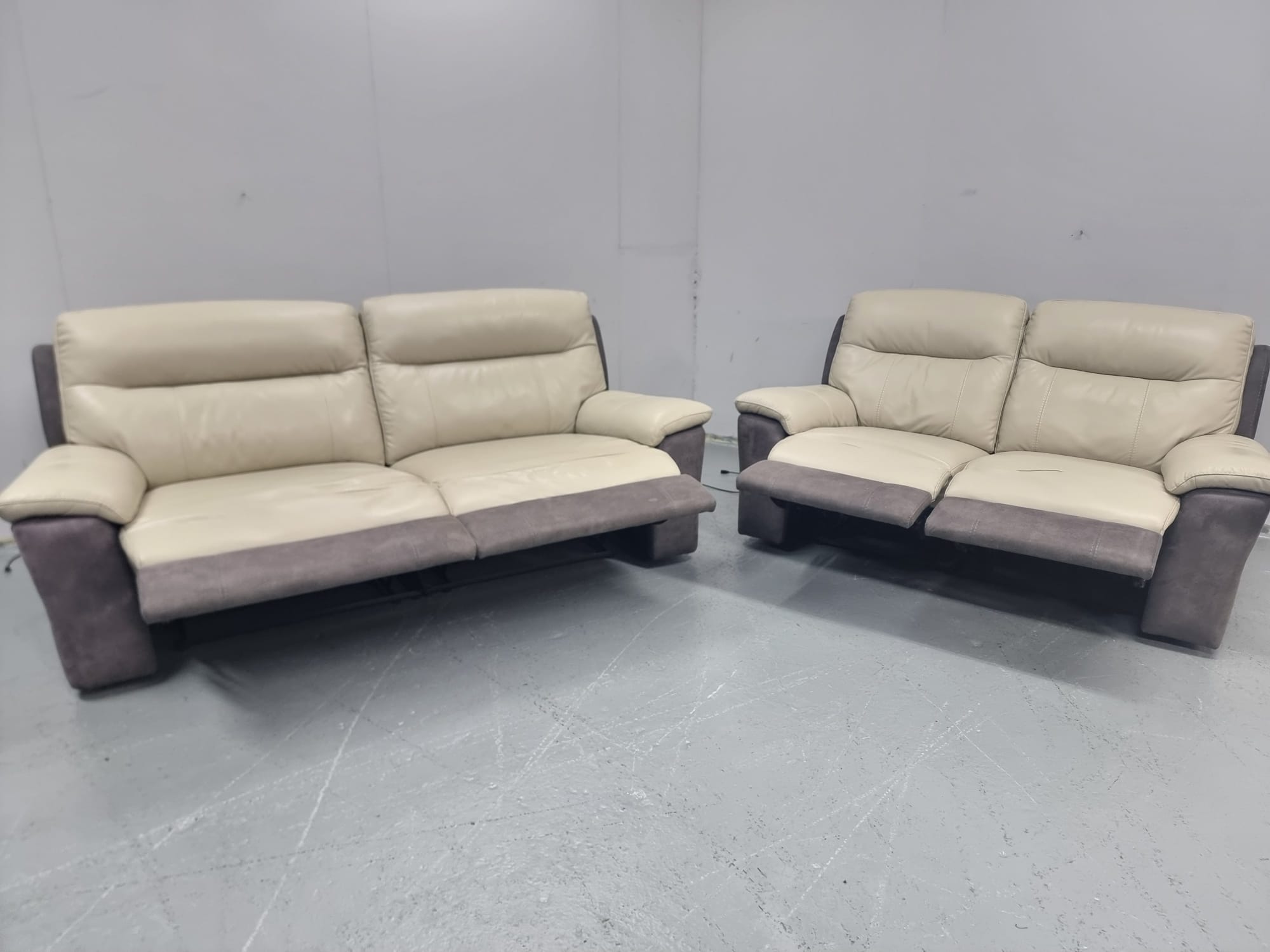 Ex display leather sofas store